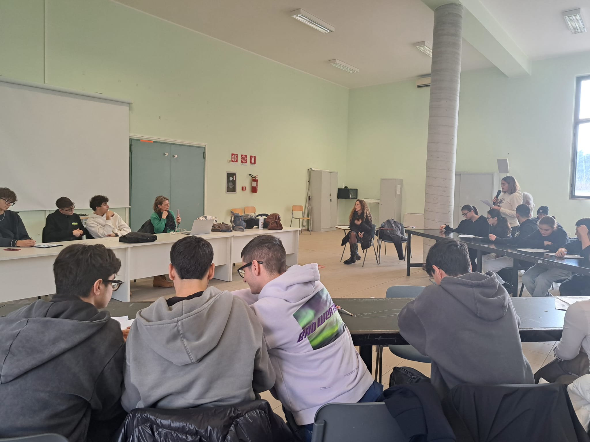 PRIMA SIMULAZIONE SEDUTA PARLAMENTO EUROPEO ALL’ ISTITUTO E. FERMI DI ...